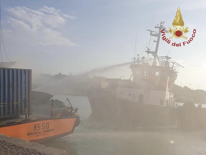 Crotone. Esplode container su rimorchiatore, tre morti - Iacchite.blog Crotone. Esplode container su rimorchiatore, tre morti - Iacchite.blog